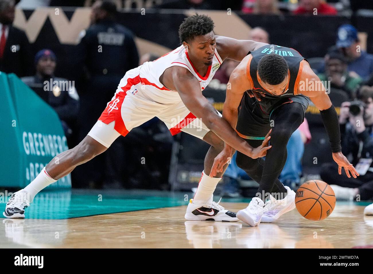 Houston Rockets forward Jae'Sean Tate, left, and Washington Wizards ...