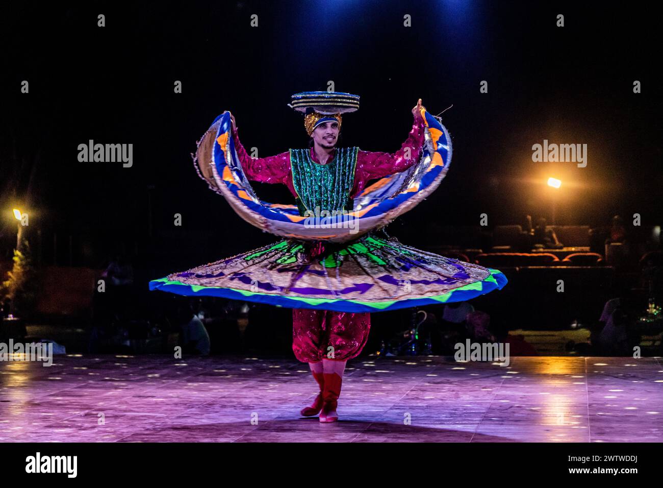 Traditional dance uae hi-res stock photography and images - Alamy