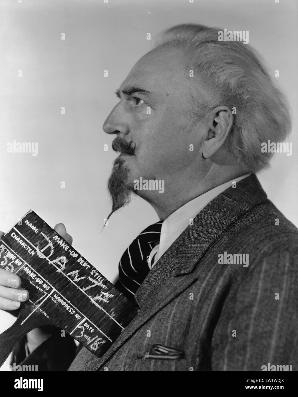 Side view portrait of Dante, the world's greatest master of mystery ...