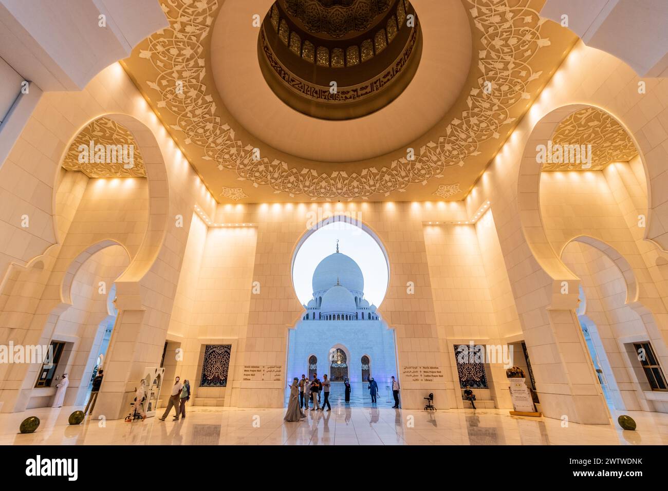 ABU DHABI, UAE - OCTOBER 17, 2021: Entry hall of Sheikh Zayed Grand ...