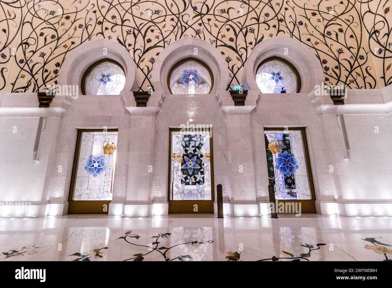 ABU DHABI, UAE - OCTOBER 17, 2021: Entrance of Sheikh Zayed Grand ...