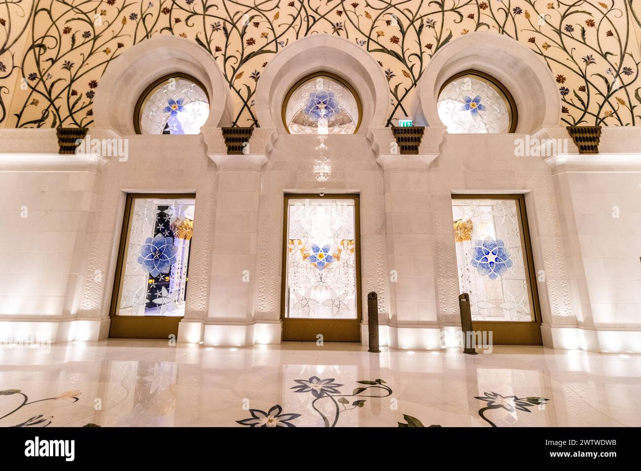 ABU DHABI, UAE - OCTOBER 17, 2021: Entrance of Sheikh Zayed Grand ...
