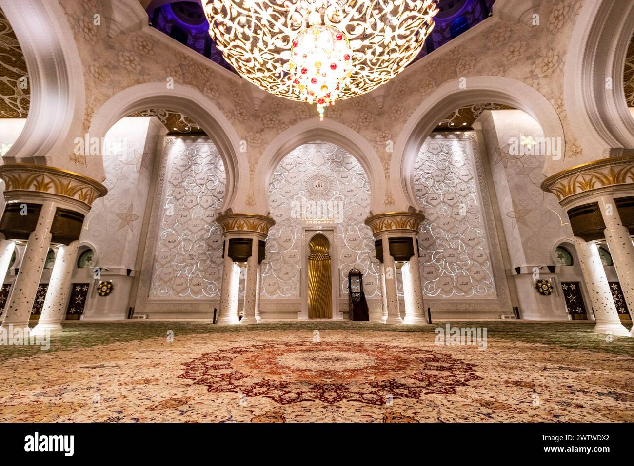 ABU DHABI, UAE - OCTOBER 17, 2021: Prayer hall of Sheikh Zayed Grand ...