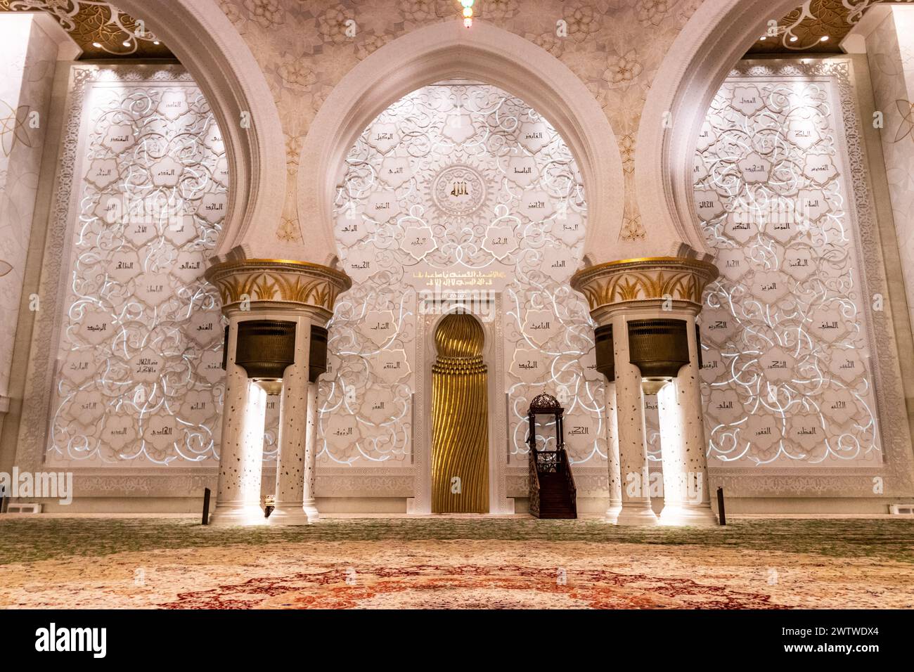 ABU DHABI, UAE - OCTOBER 17, 2021: Mihrab in the Prayer hall of Sheikh ...