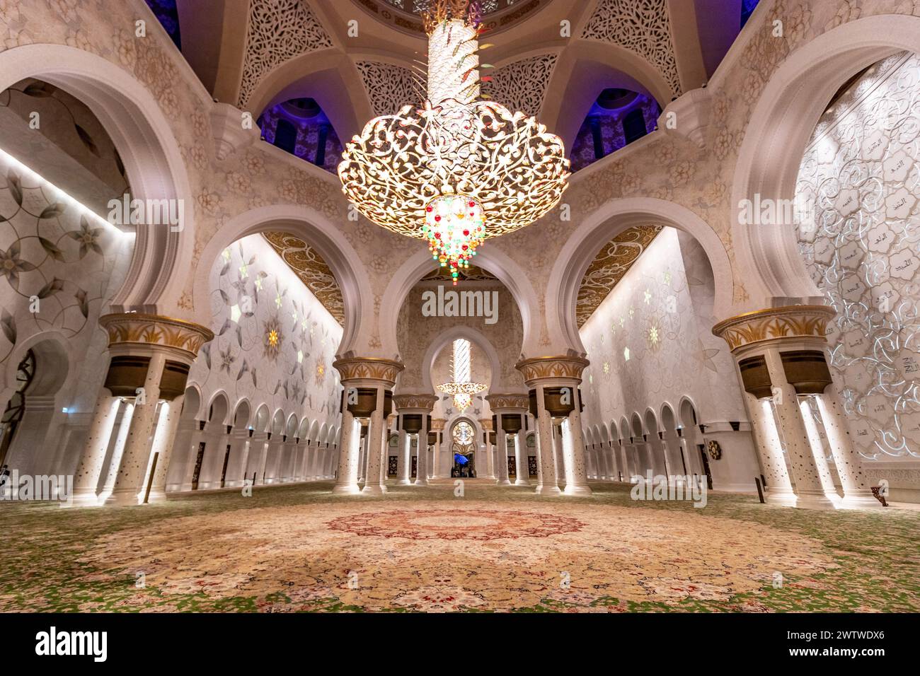 ABU DHABI, UAE - OCTOBER 17, 2021: Prayer hall of Sheikh Zayed Grand ...
