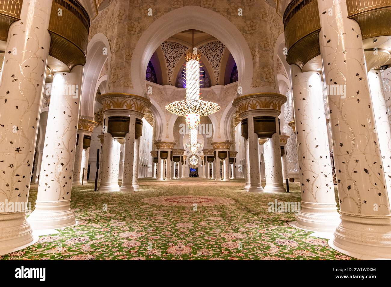 ABU DHABI, UAE - OCTOBER 17, 2021: Prayer hall of Sheikh Zayed Grand ...