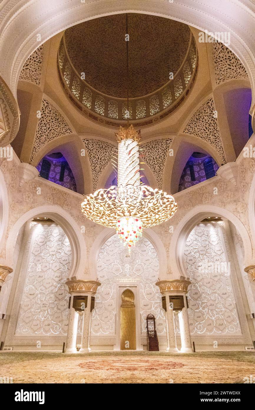 ABU DHABI, UAE - OCTOBER 17, 2021: Prayer hall of Sheikh Zayed Grand ...