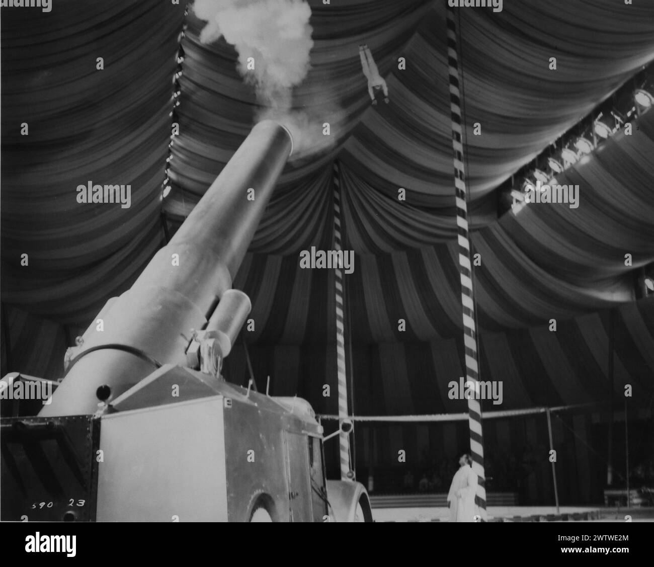 Circus cannon hi-res stock photography and images - Alamy