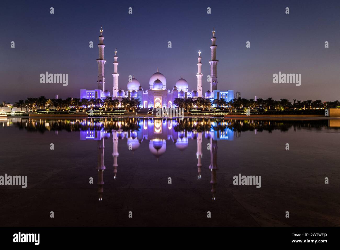 Night view of Sheikh Zayed Grand Mosque in Abu Dhabi, United Arab ...