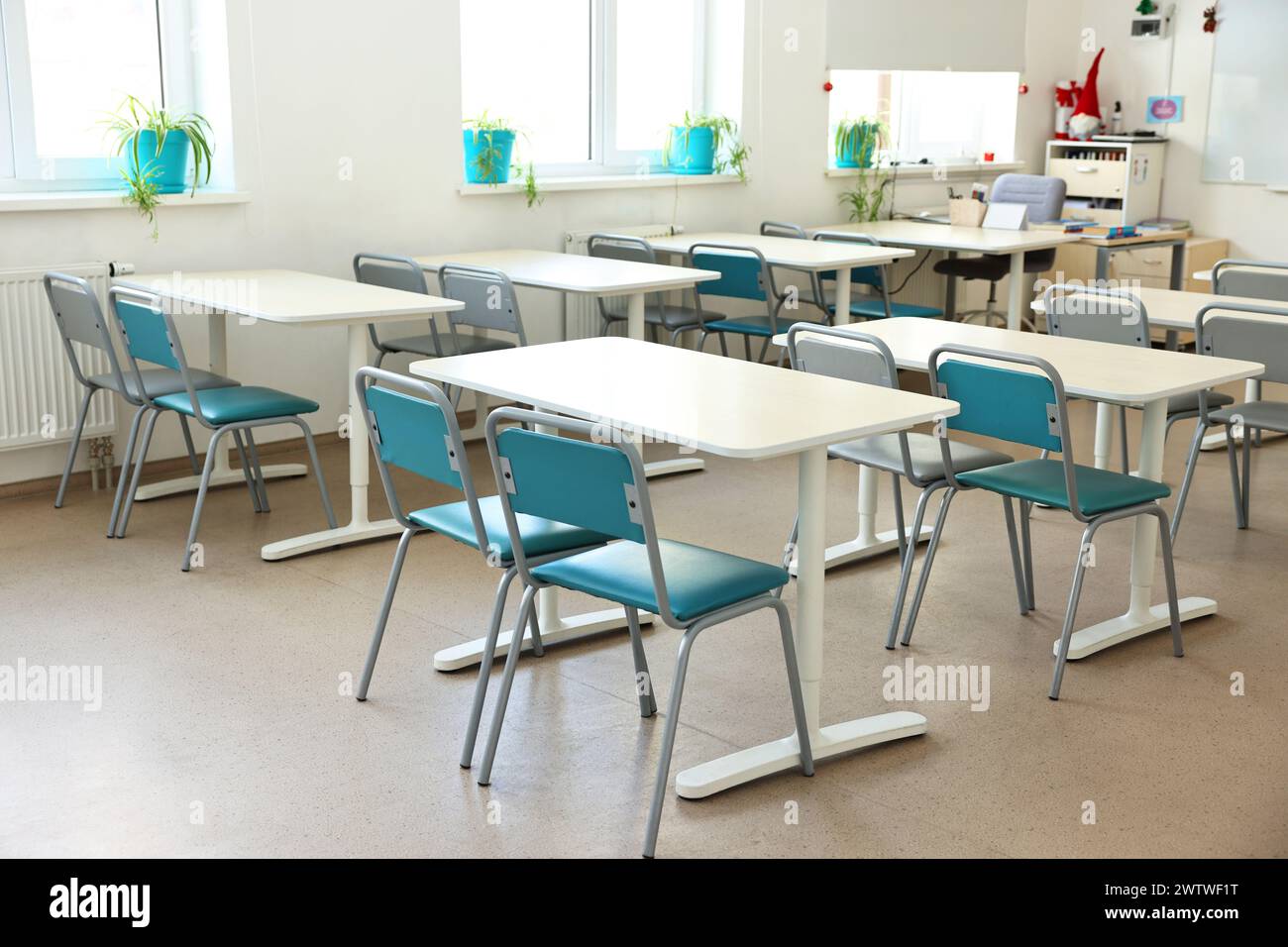Empty school classroom with desks, windows and chairs Stock Photo - Alamy