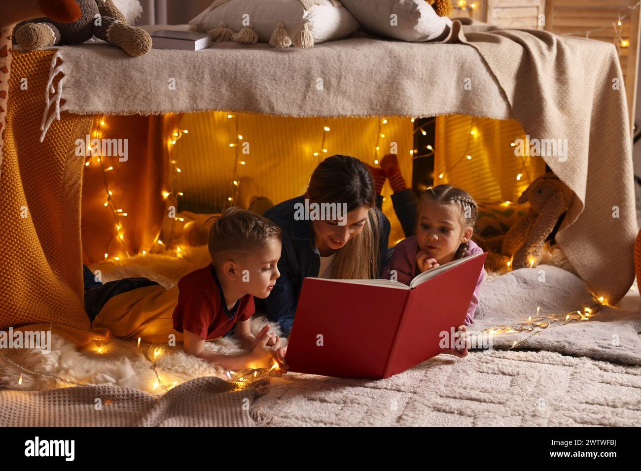 Children reading in tent hi-res stock photography and images - Alamy