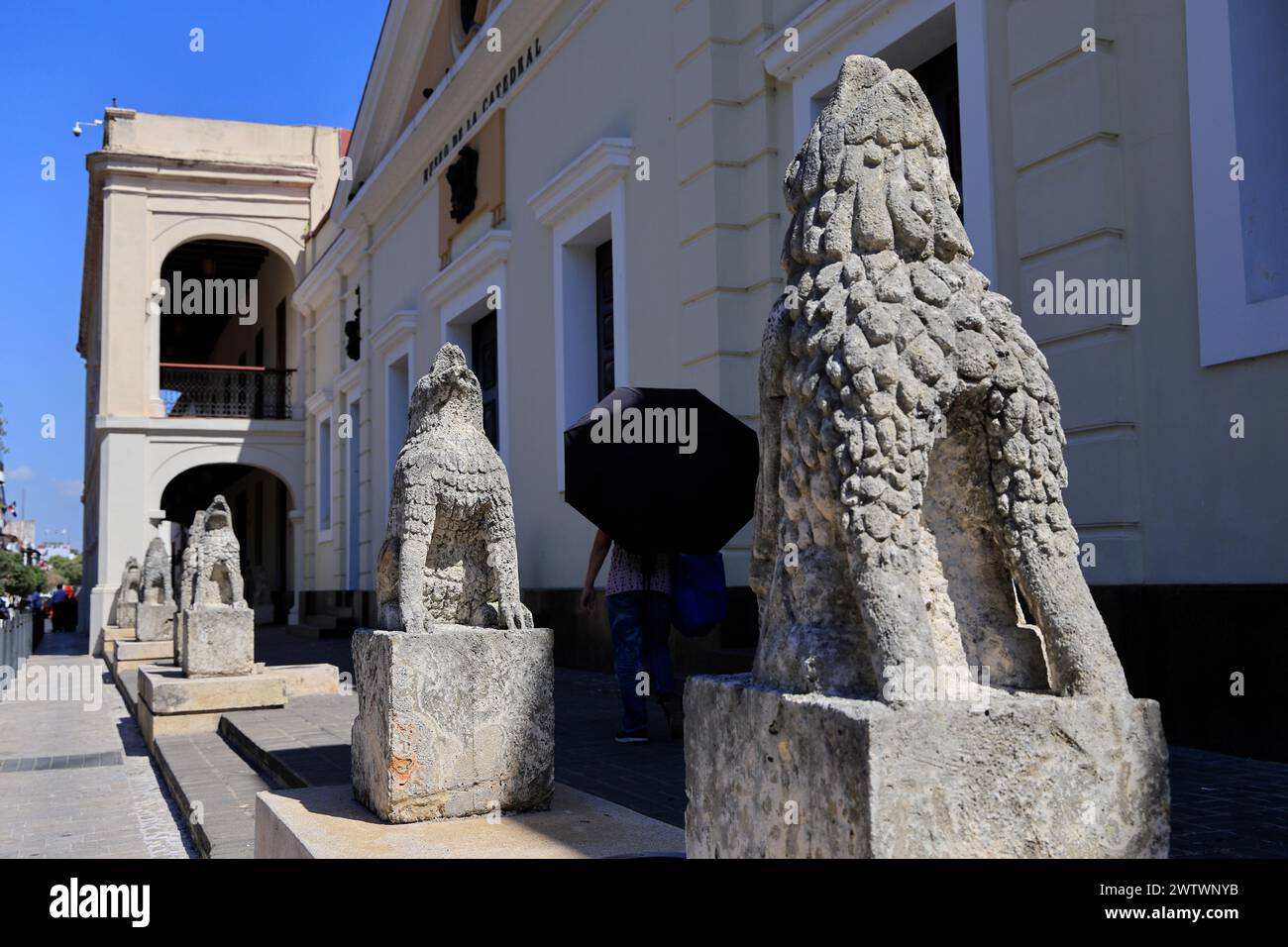 Animal statues outside of Cathedral Museum (Museo de la Catedral ...