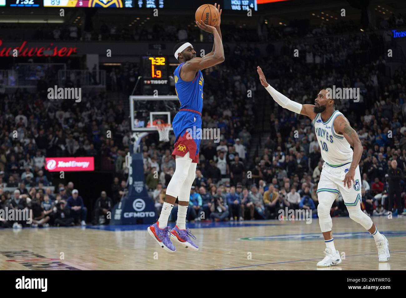 Denver Nuggets forward Justin Holiday shoots over Minnesota ...