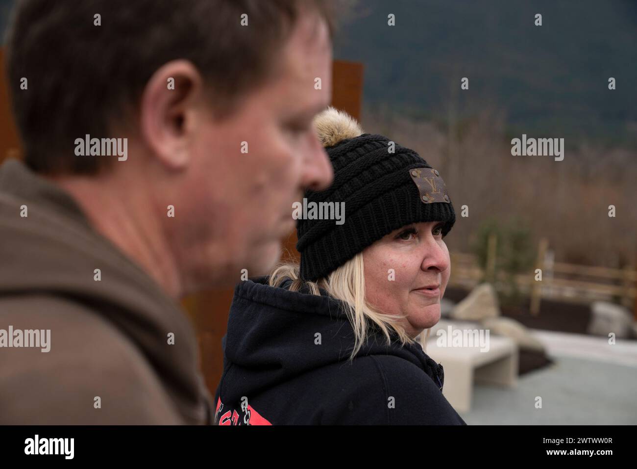 Jessica Pszonka and Dayn Brunner visit the memorial for Oso landslide ...