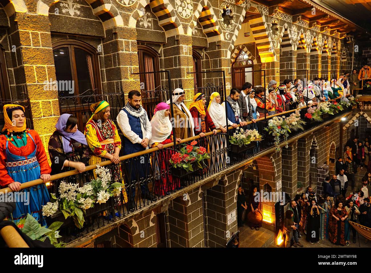 Traditional kurdish costumes hi-res stock photography and images - Alamy