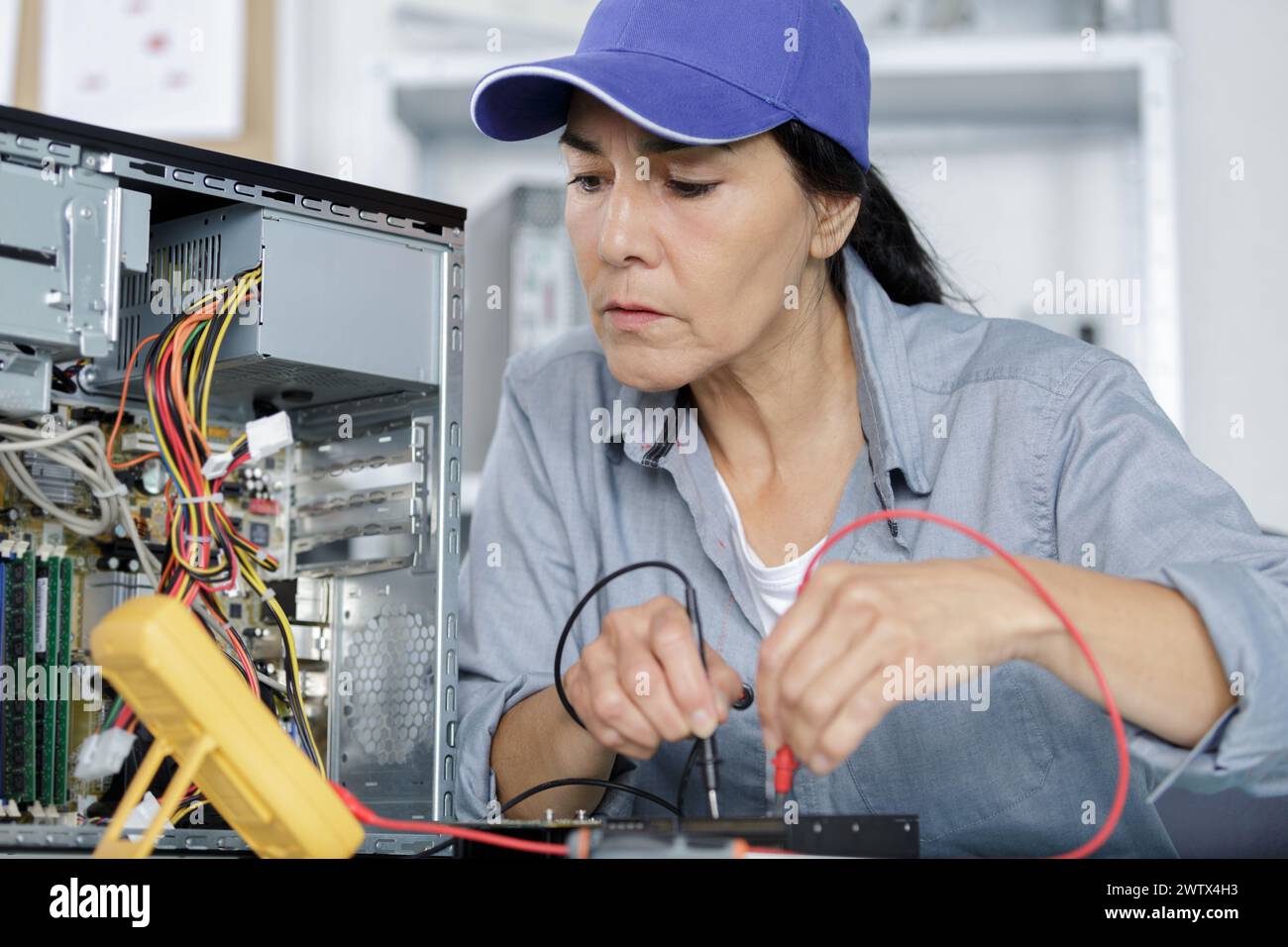 Woman fixing computer hi-res stock photography and images - Alamy
