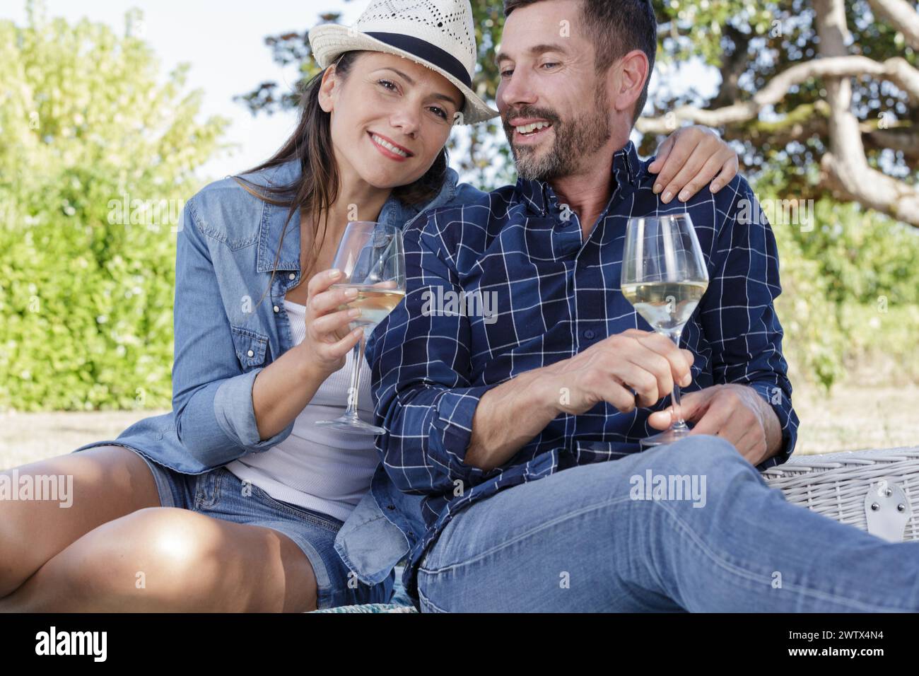 people sampling and tasting wines in vineyard Stock Photo - Alamy