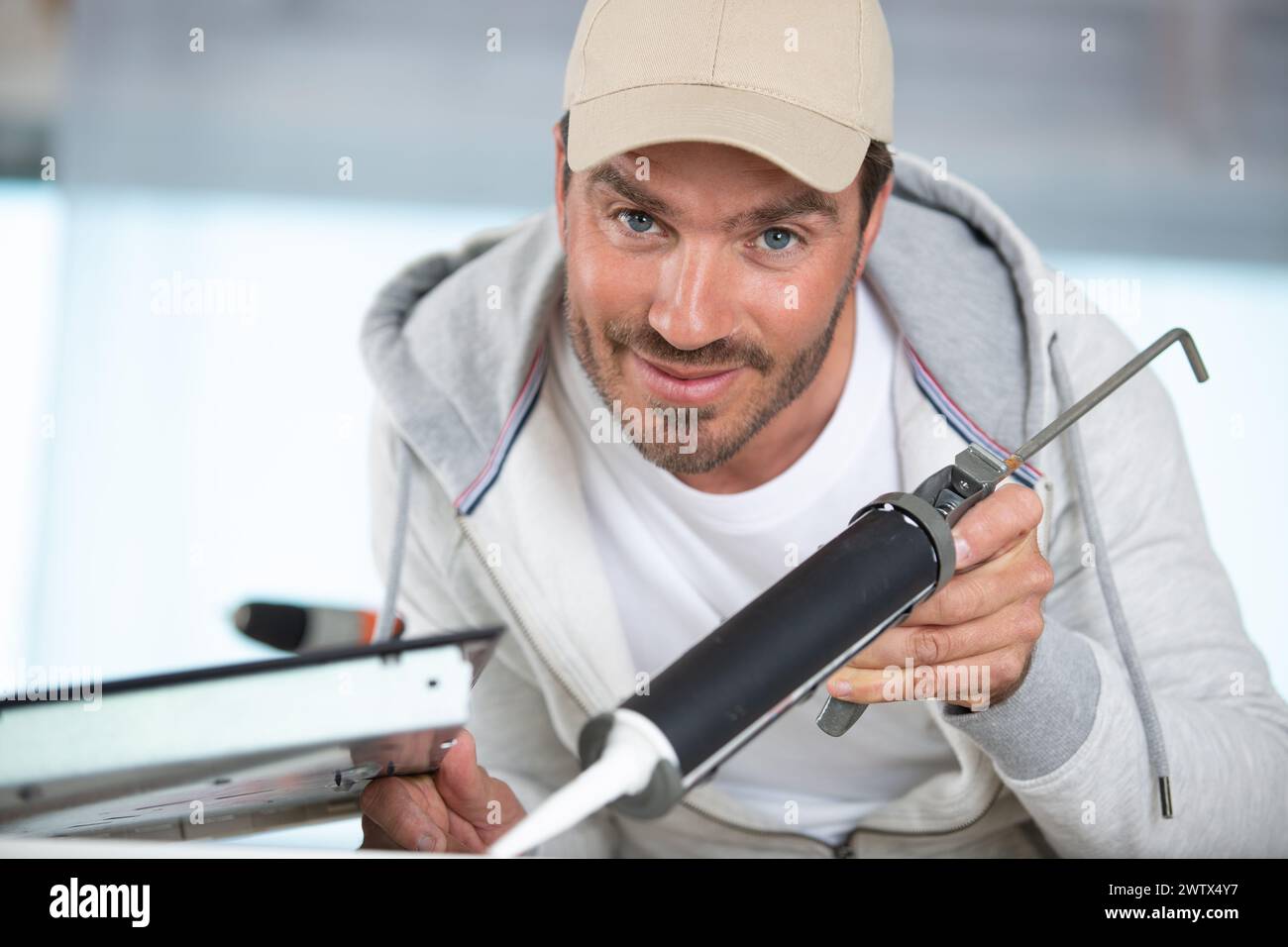 Handyman using caulking gun caulk hi-res stock photography and images - Alamy