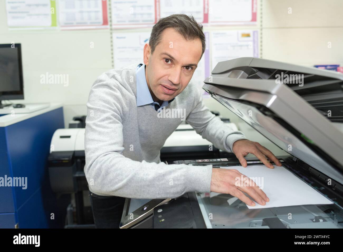 Worker scanning document hi-res stock photography and images - Alamy