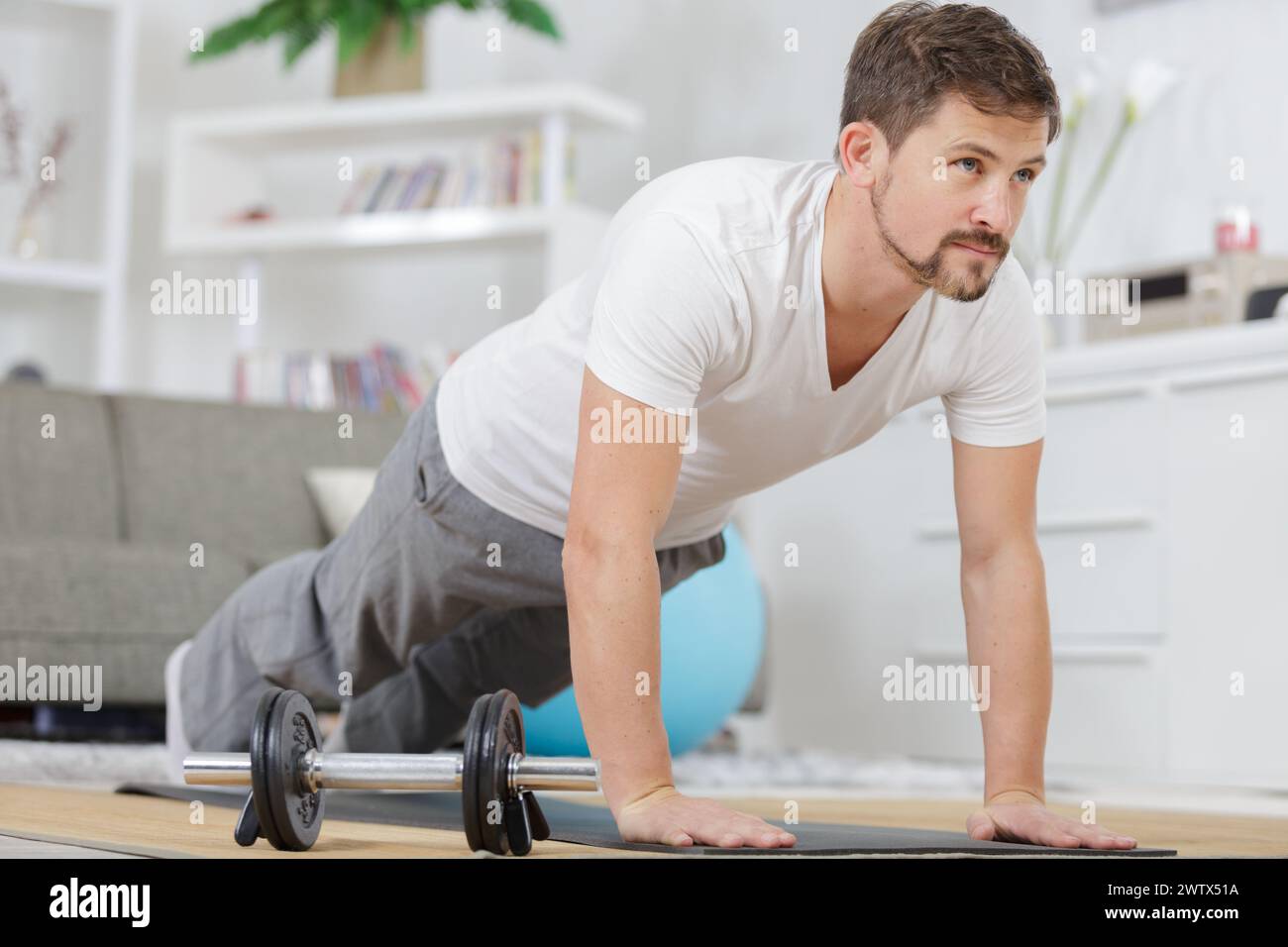 Sportsman doing side plank hi-res stock photography and images - Alamy