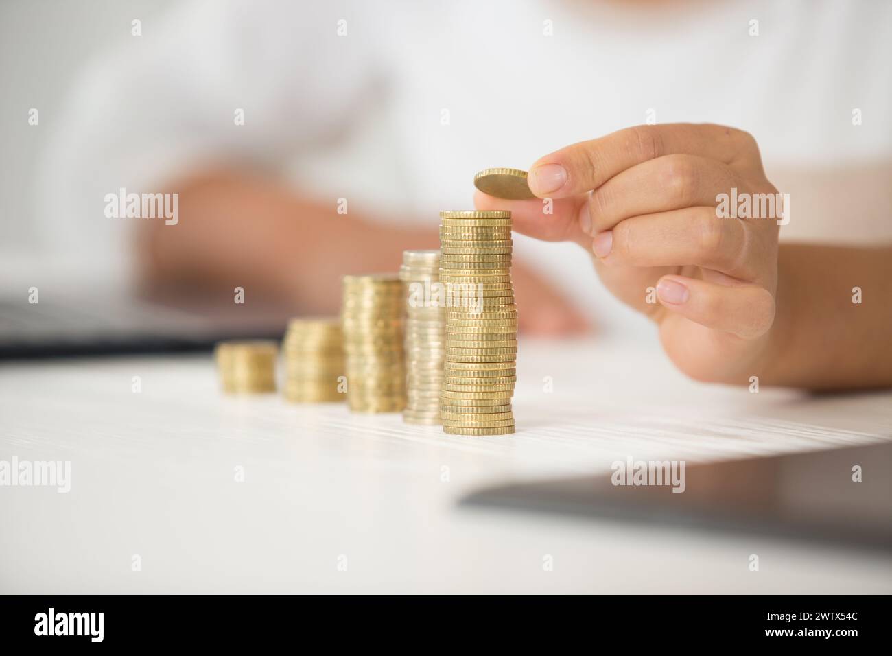 Stacking pound coins hi-res stock photography and images - Alamy