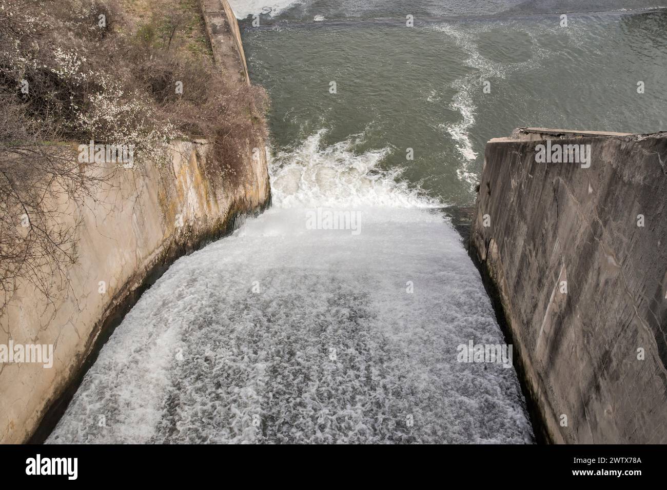 Dam in flood water release hi-res stock photography and images - Alamy
