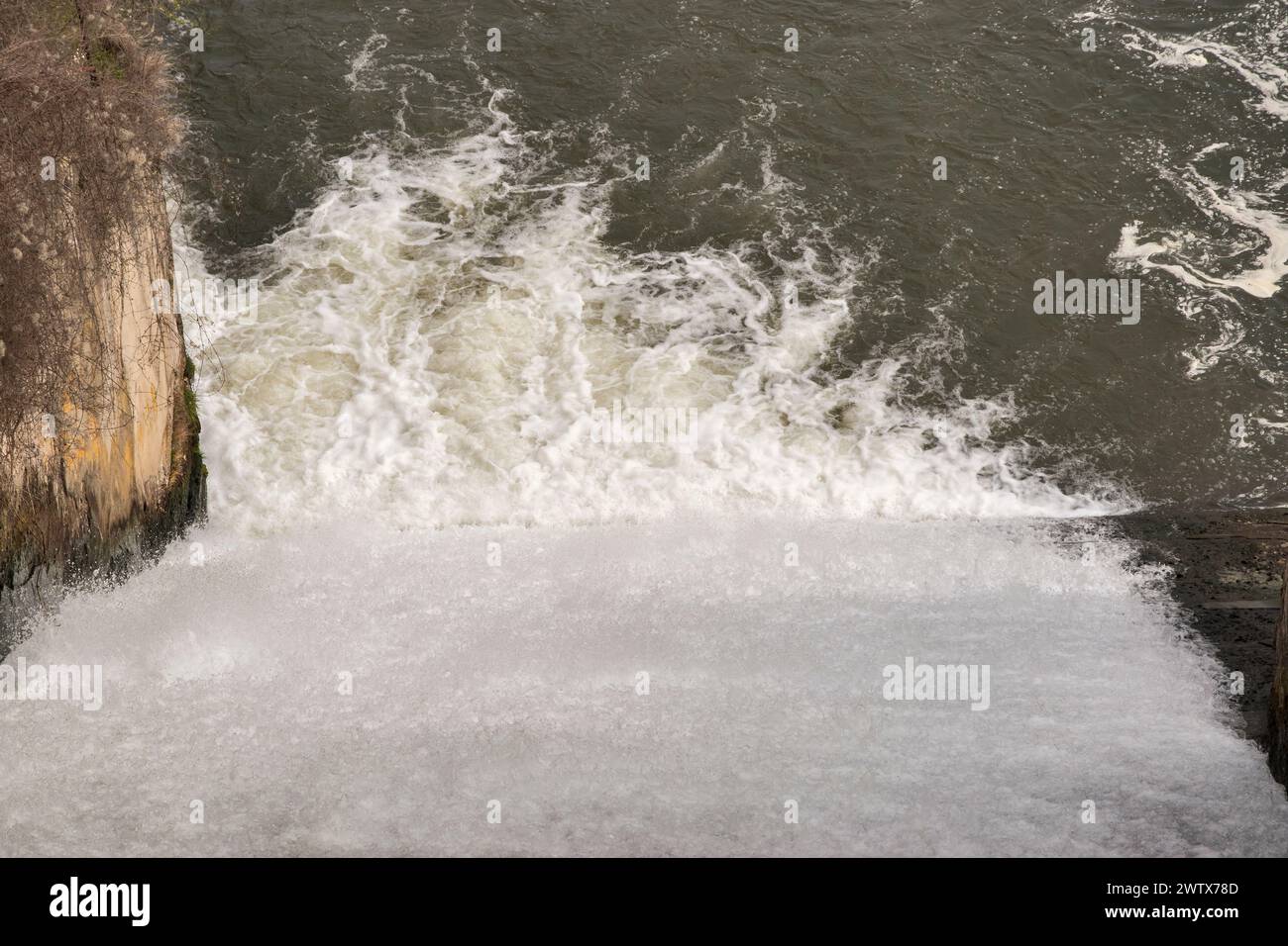Waterfall gate to control flow hi-res stock photography and images - Alamy
