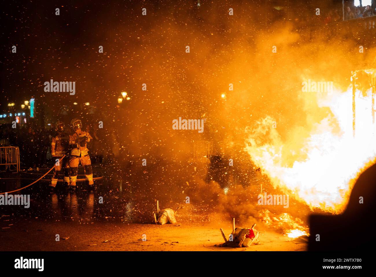 Valencia, Spain. 19th Mar, 2024. Firefighters extinguishing the fire of ...