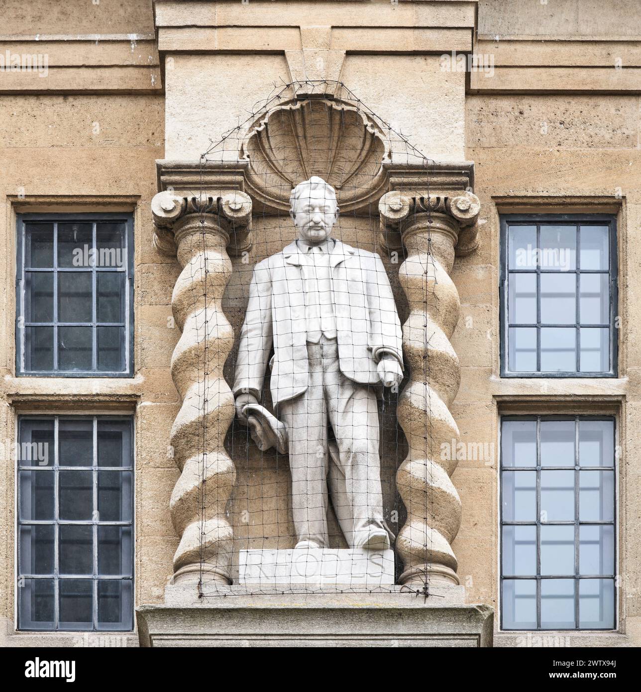 Statue of Cecil Rhodes on an outside wall of Oriel College, University of Oxford, England Stock ...
