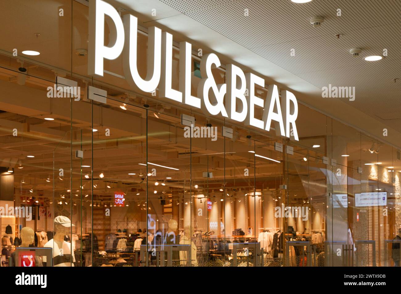 Pullandbear logo hi-res stock photography and images - Alamy