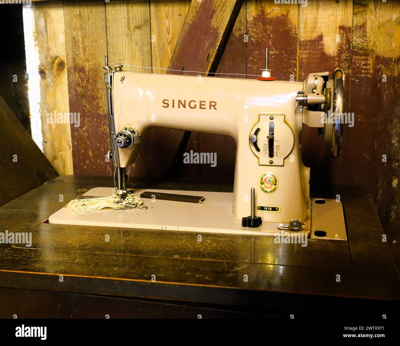 An antique Singer sewing machine on display at Curioseum Willingen ...