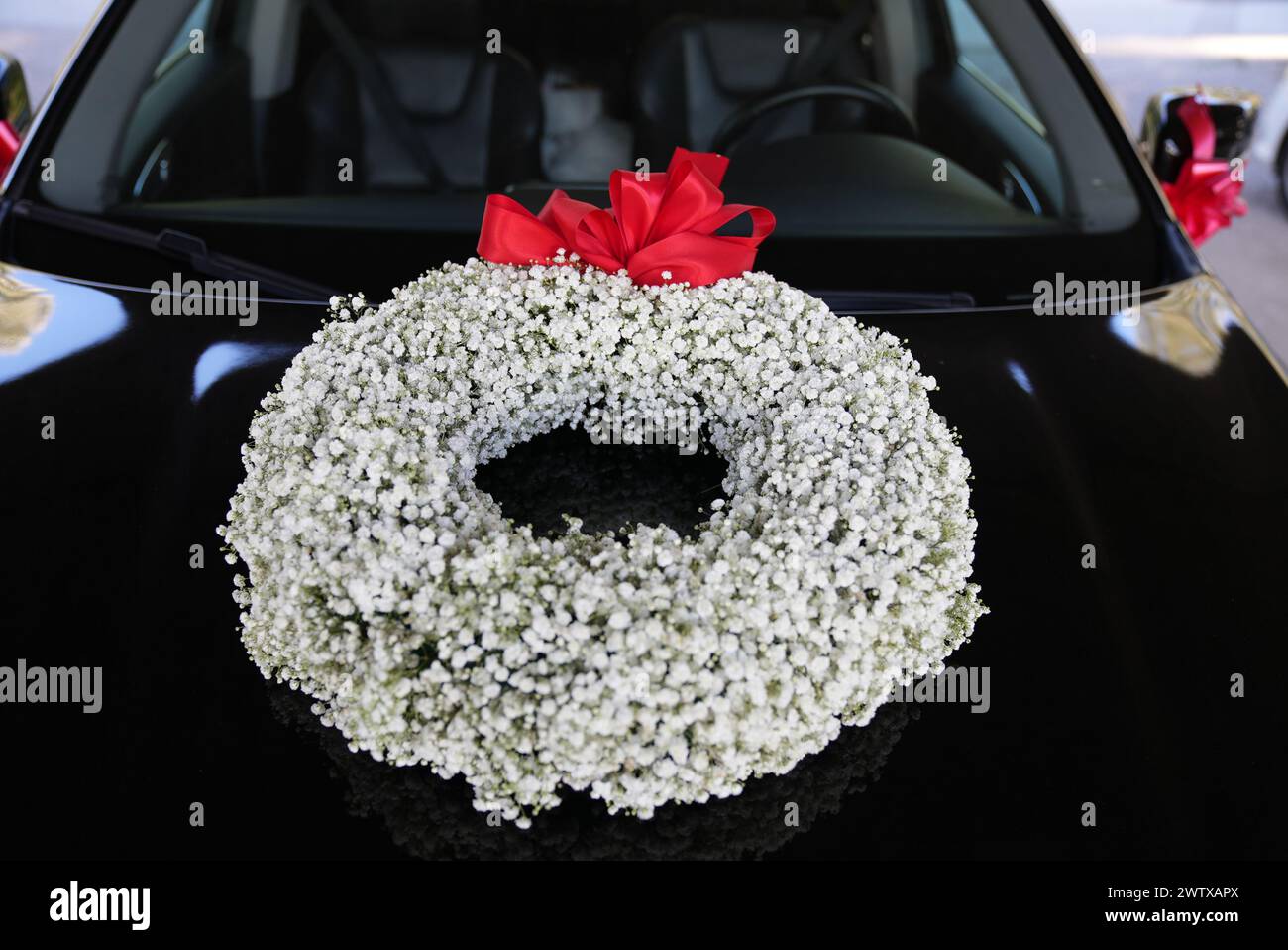 A wedding car decorated with a flower wreath Stock Photo - Alamy