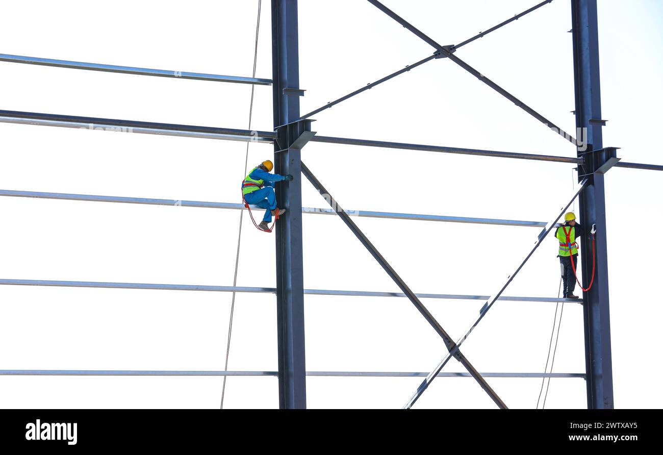 Workers install steel beams hi-res stock photography and images - Alamy