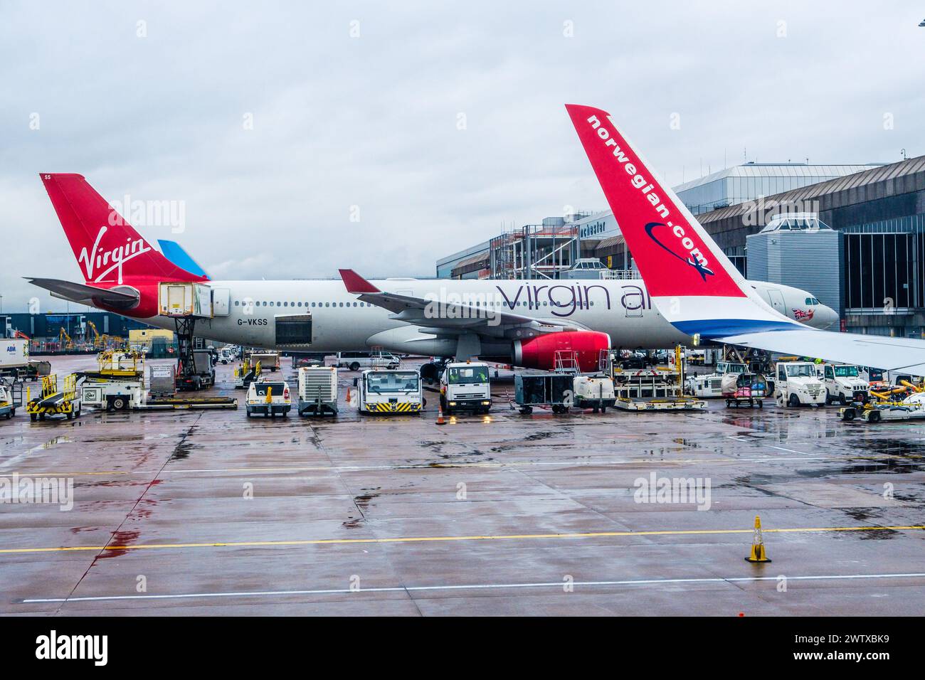 Manchester airport plane hi-res stock photography and images - Alamy