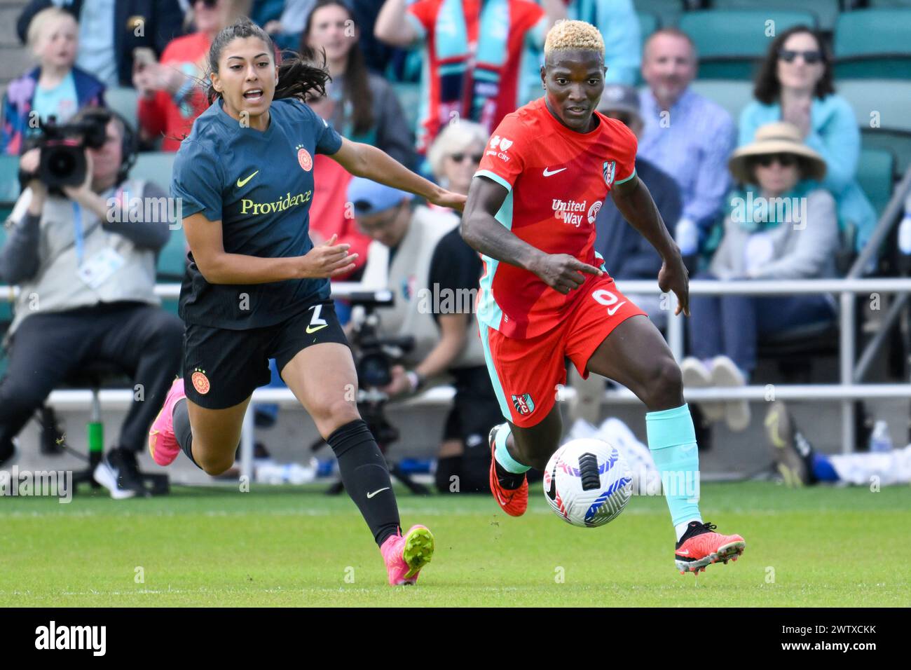 Kansas City Current forward Temwa Chawinga (6) and Portland Thorns FC ...