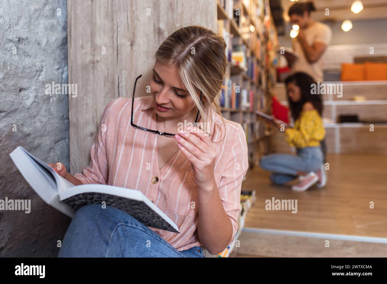 Female reading to students hi-res stock photography and images - Alamy
