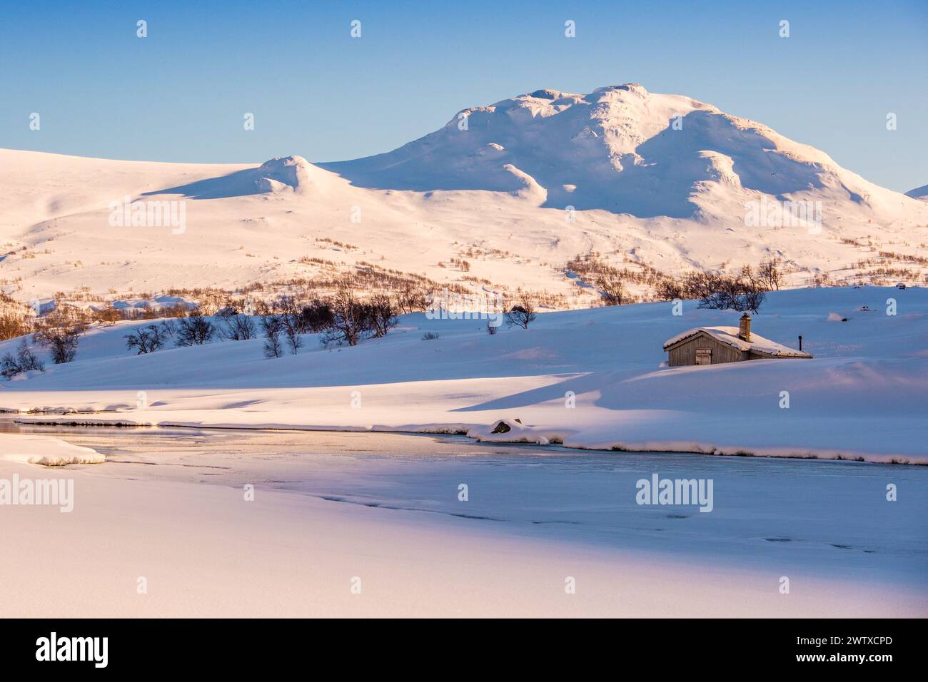 Late afternoon light in the snowy mountains of the Jotunheim, Norway ...