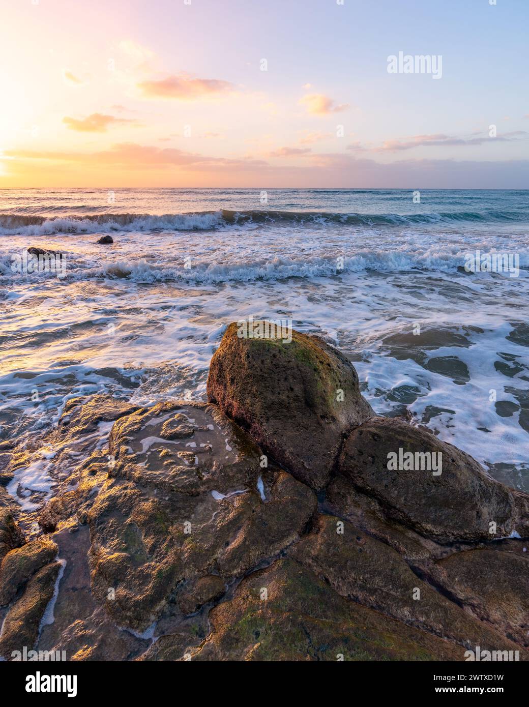 Scenic sunset ocean waves splashing hi-res stock photography and images ...