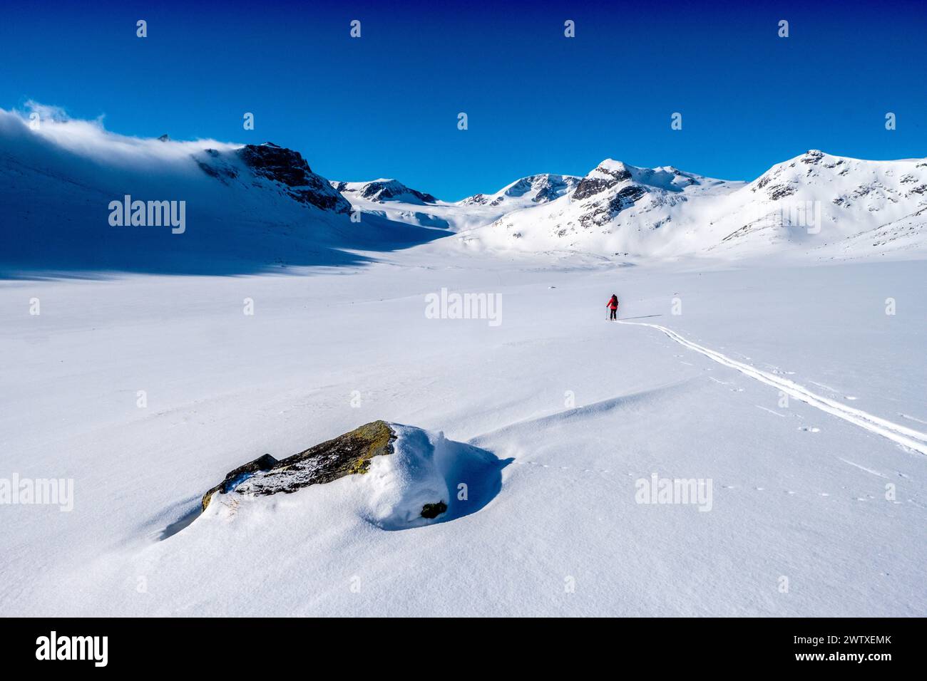 A nordic skier / ski tourer in the winter mountains of the Jotunheim ...