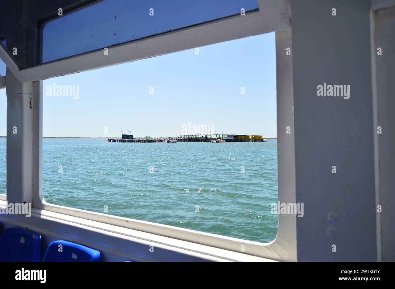 Barcos y playa y playa hi-res stock photography and images - Alamy