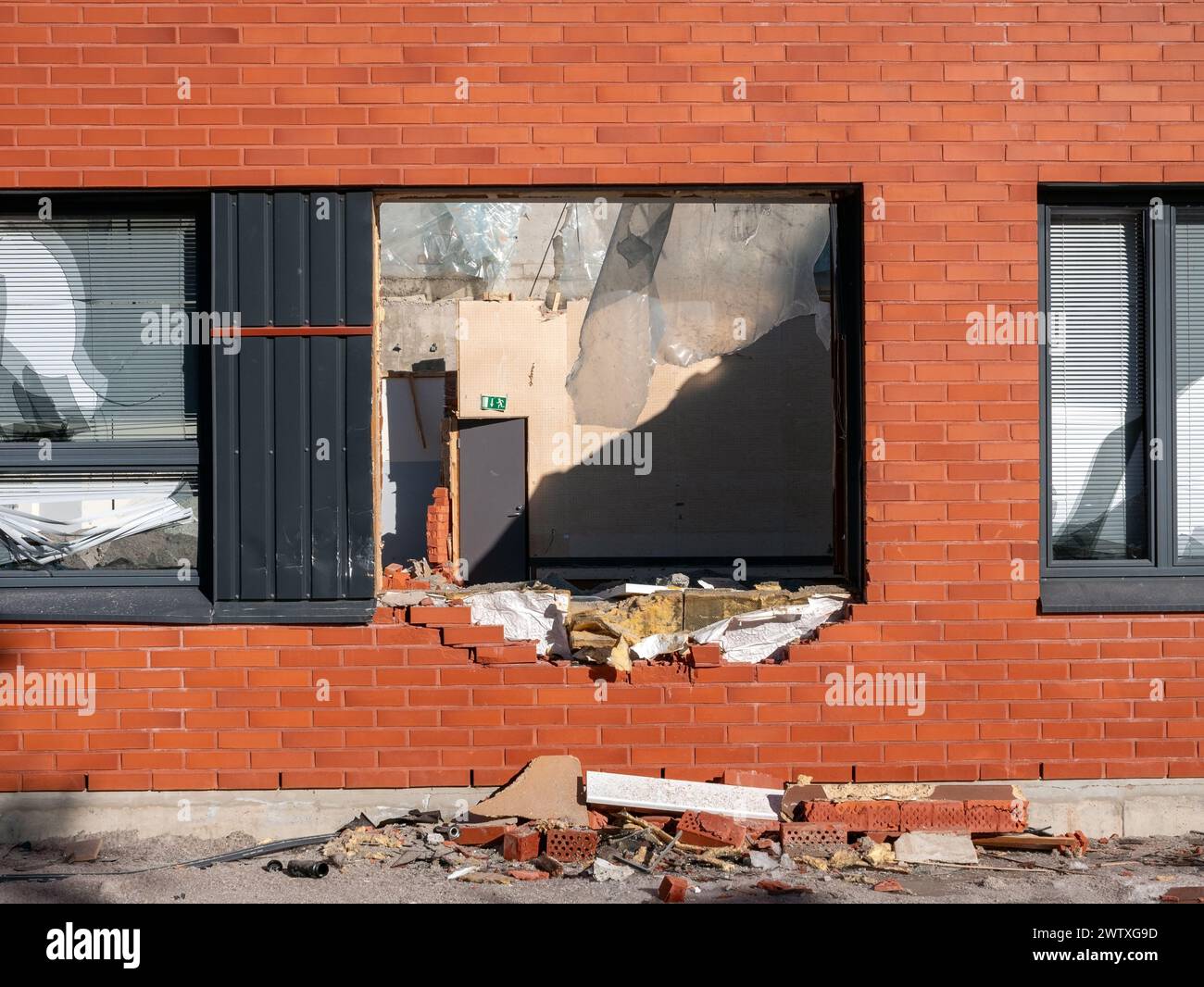 Destruction ruined damaged building exterior hi-res stock photography ...