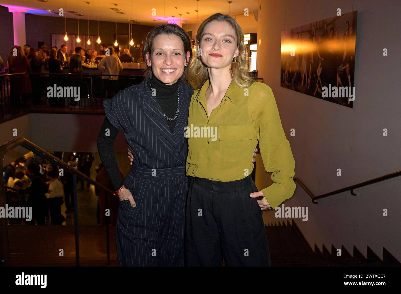 Kristin Suckow und Lara Feith bei der Premiere der Fernsehserie Kafka ...