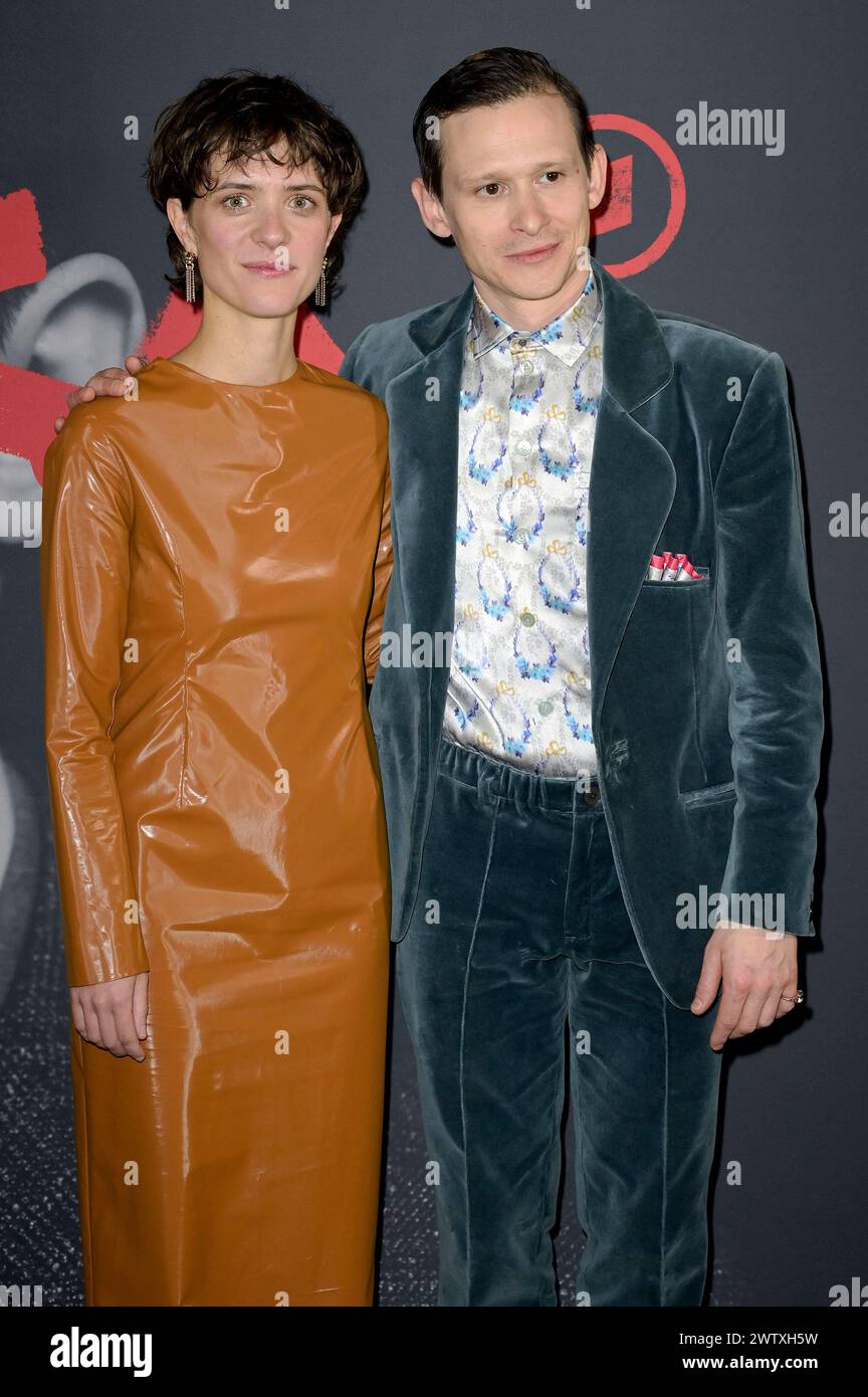 Liv Lisa Fries und Joel Basman bei der Premiere der Fernsehserie Kafka ...