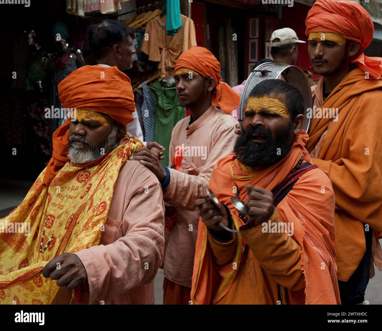 Colourful crowd walking the street in the market of the town of Pushkar ...