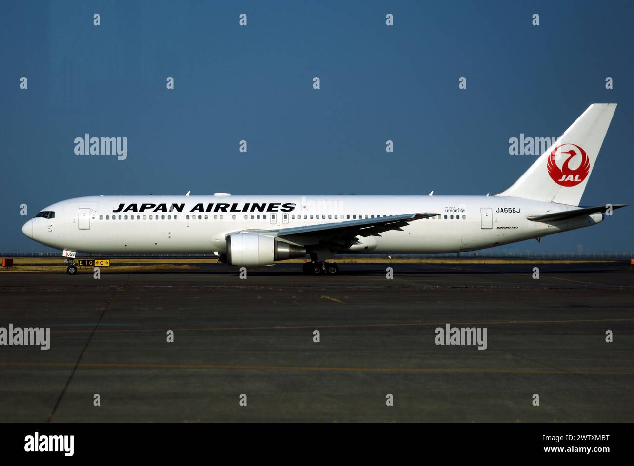 Tokyo haneda international airport terminal 1 hi-res stock photography ...