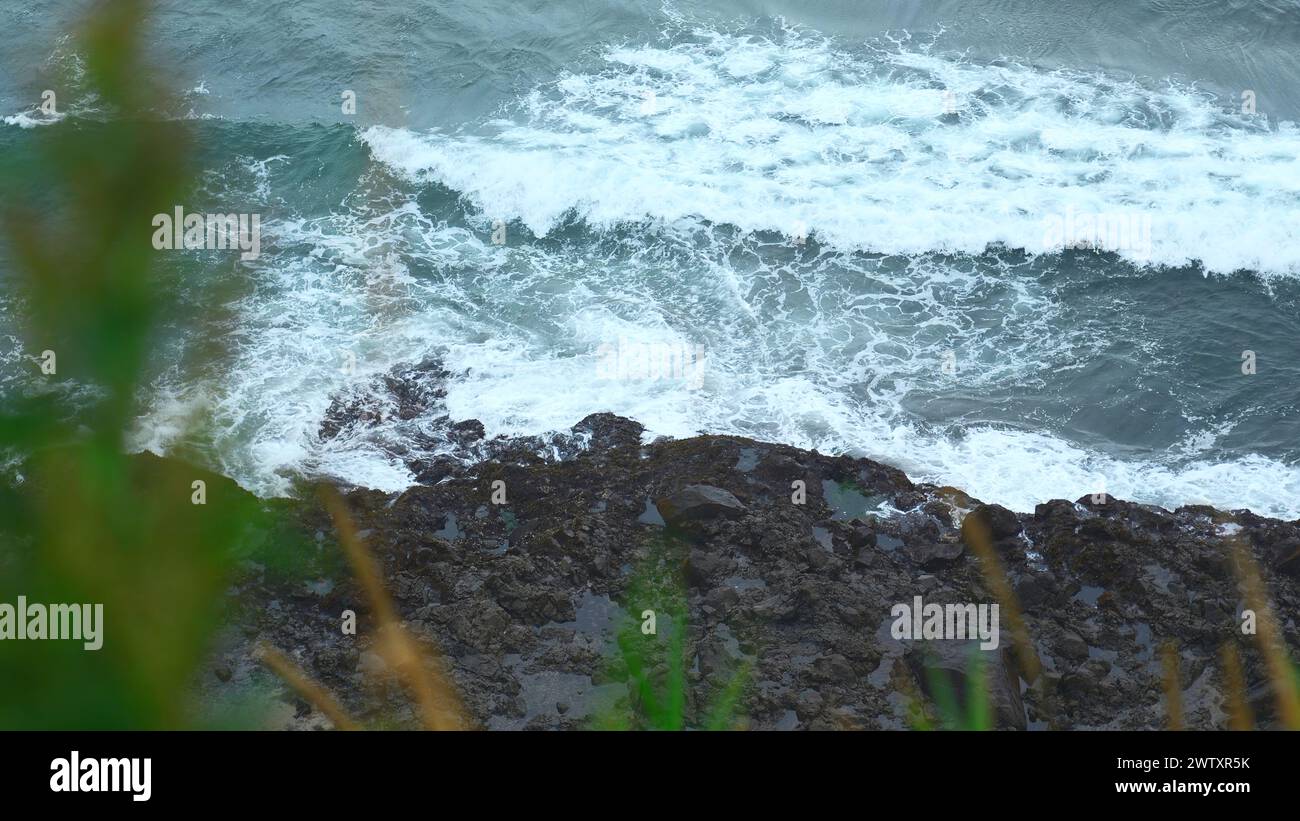 Beautiful cinematic waves roll up hi-res stock photography and images ...