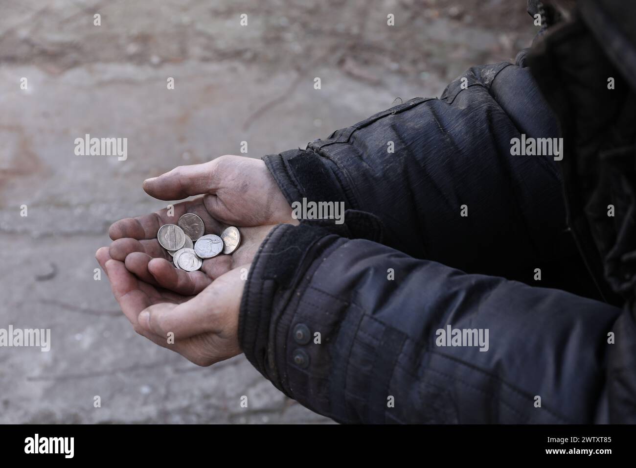 Homeless man counting money hi-res stock photography and images - Alamy