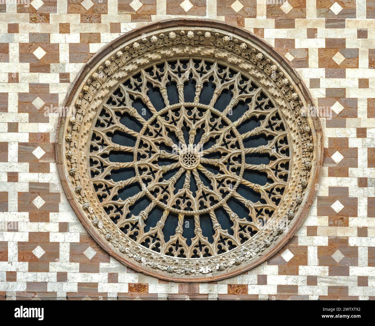 Romanesque rose window hi-res stock photography and images - Alamy