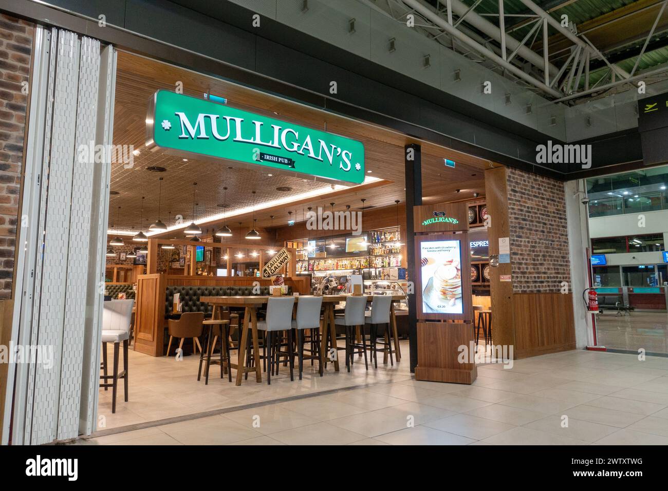 Faro pub hi-res stock photography and images - Alamy