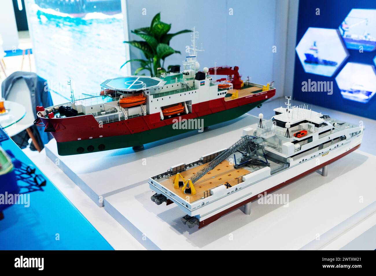 Natural gas boat carriers hi-res stock photography and images - Alamy